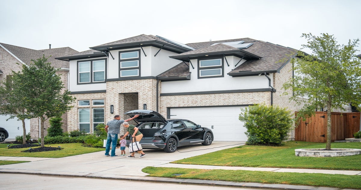 Should You Bundle Home & Auto Insurance? Benefits & Average Savings